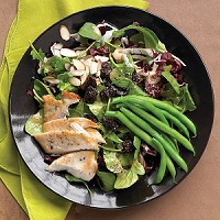 ENSALADA DE POLLO ASADO CON EJOTES, ALMENDRAS Y ARÁNDANOS DESHIDRATADOS
