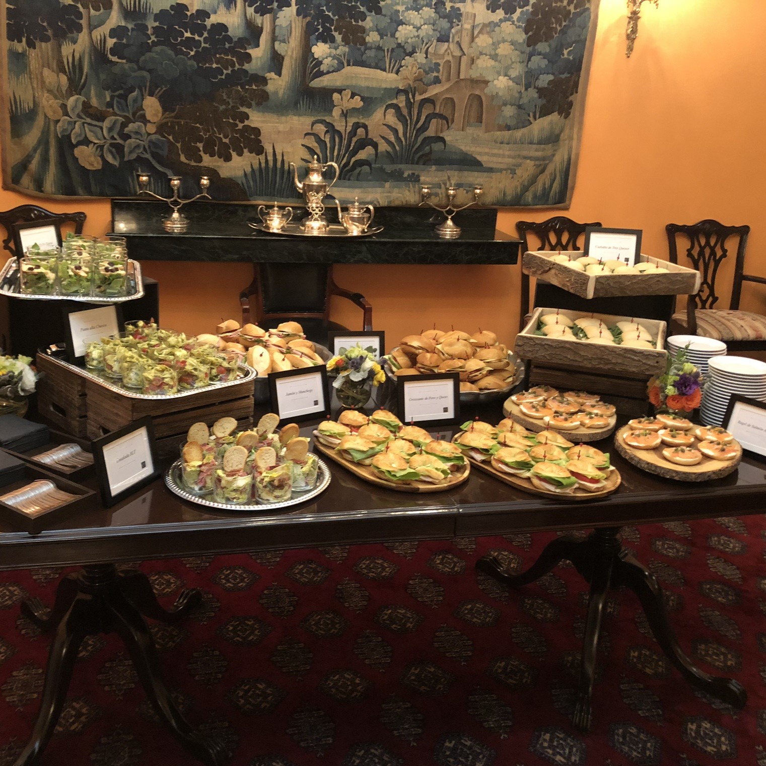 MESA BUFFET DE SANDWICHITOS Y VERRINES